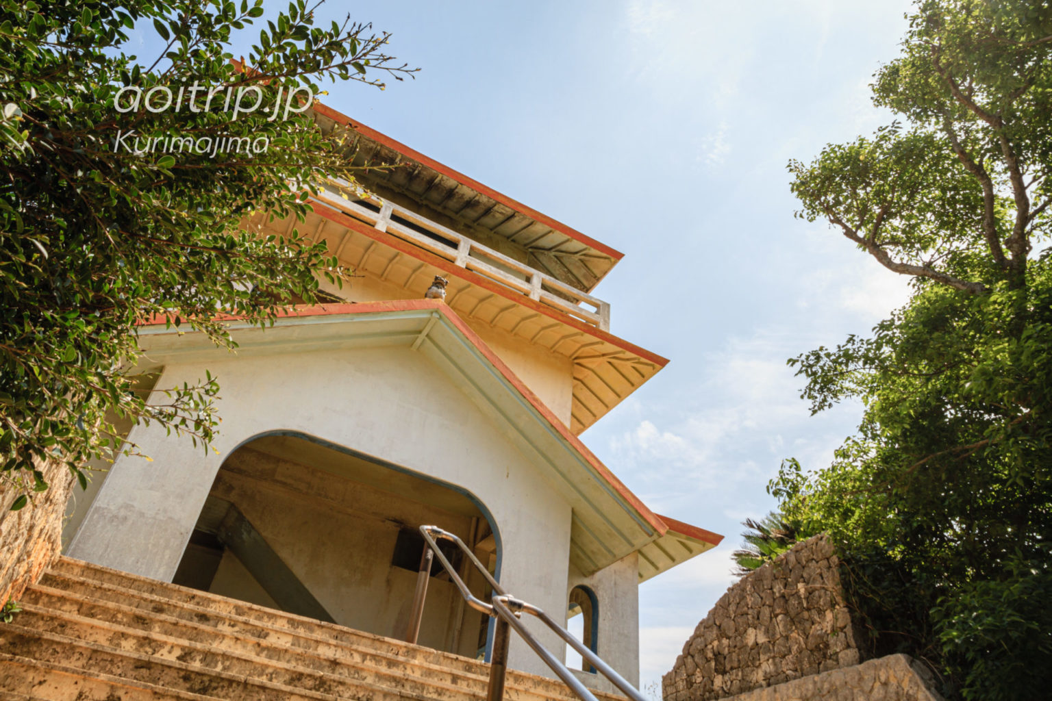 来間島の竜宮城展望台｜Ryugujo Observatory, Kurima Island | あおいとりっぷ